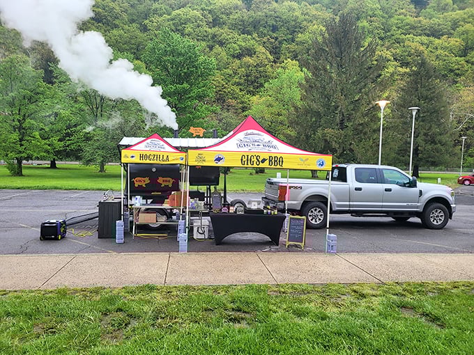 When you see smoke billowing from GIG'S mobile setup, it's like spotting a BBQ oasis in the desert. Follow that smoke signal!