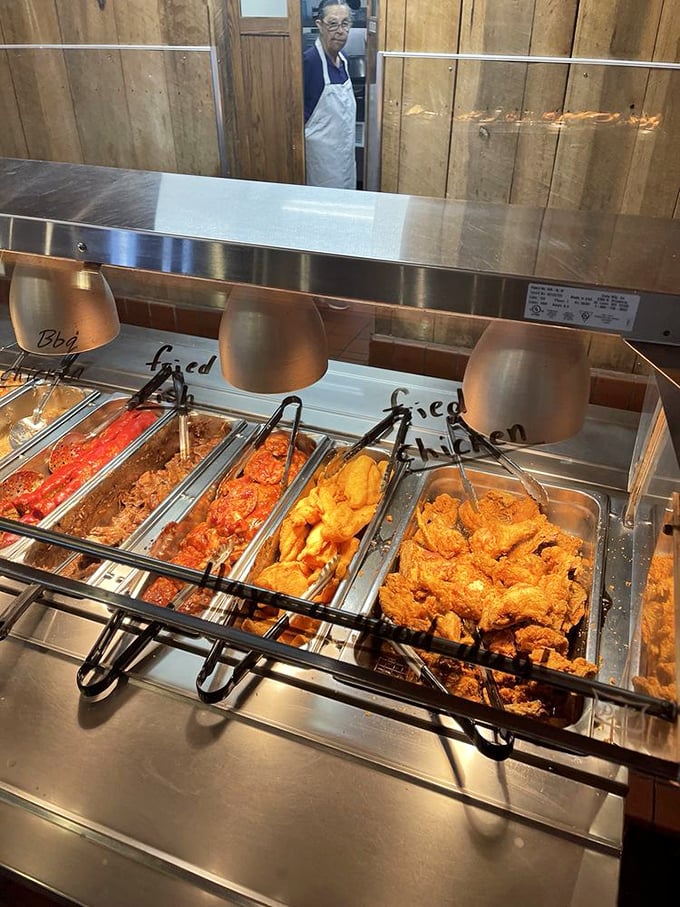 The buffet keeps fresh fried chicken, BBQ, and other favorites coming hot from the kitchen throughout service – no sad heat lamps here.