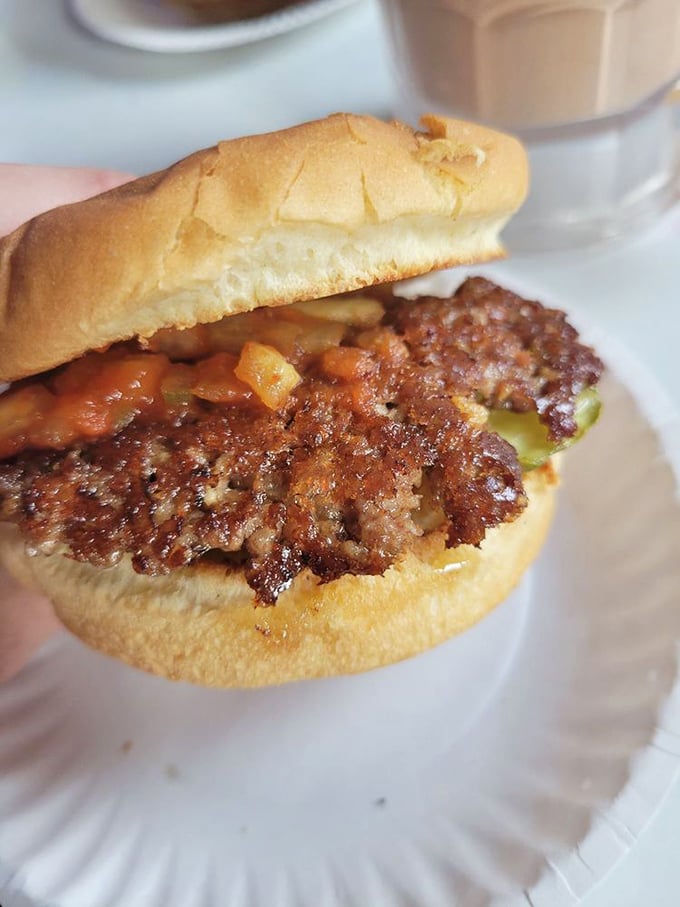 A burger that doesn't need fifteen toppings to impress—just quality beef, proper seasoning, and the confidence to let simplicity shine.
