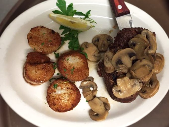 Filet mignon with sautéed mushrooms and scallops—a surf and turf liaison that would make Neptune and the cattle gods equally proud.