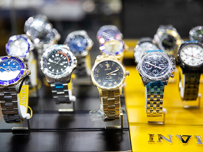 These watches aren't just telling time—they're telling stories of luxury at flea market prices, where savvy shoppers know the difference between value and cost.