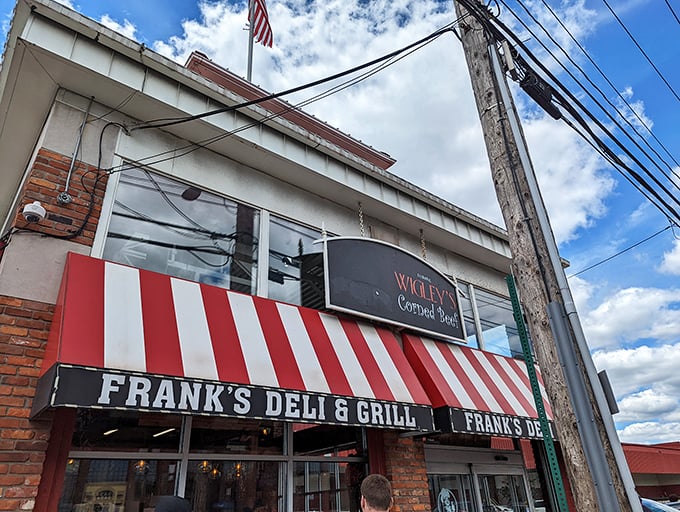 Red and white stripes signal serious sandwich business – like a barbershop pole for food lovers.