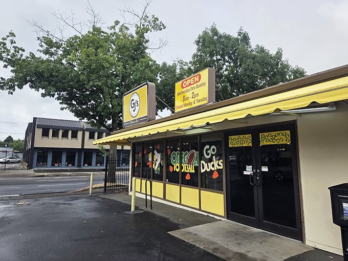 That cheerful yellow exterior is like a beacon calling all hungry families to gather and feast.