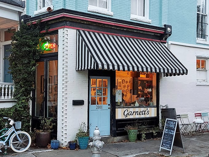 As dusk settles, Garnett’s glows with cozy charm—the kind of corner café that feels like home before you’ve even stepped inside or taken your first bite.