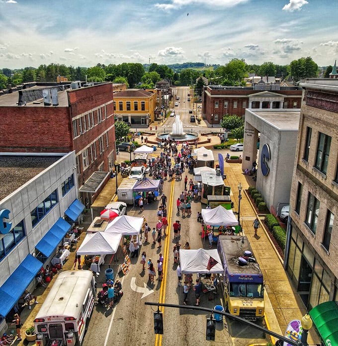 A street scene that makes you wonder if Norman Rockwell missed a Kentucky assignment during his illustrious career.