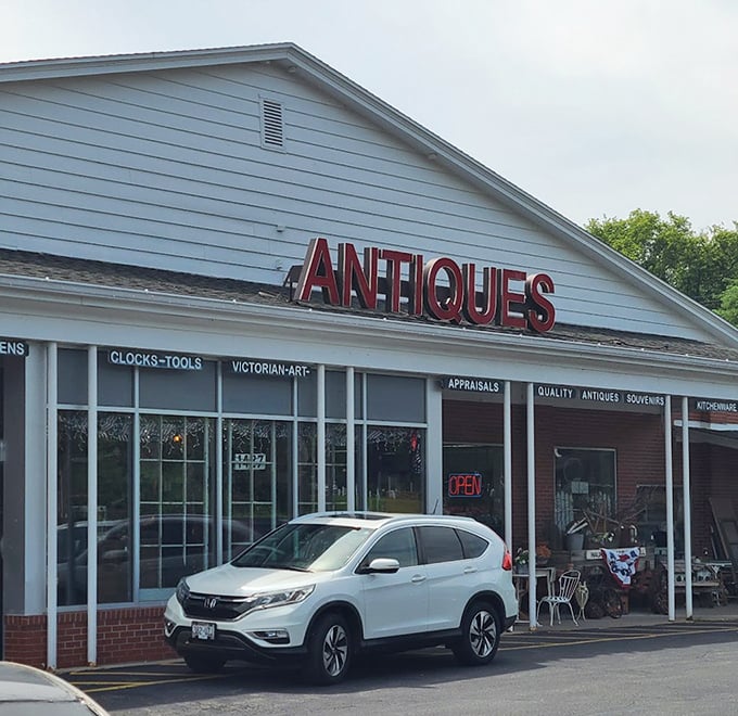 No squinting required! Waukesha Antique Mall's bright, spacious layout makes vintage shopping a pleasure for eyes of all ages.