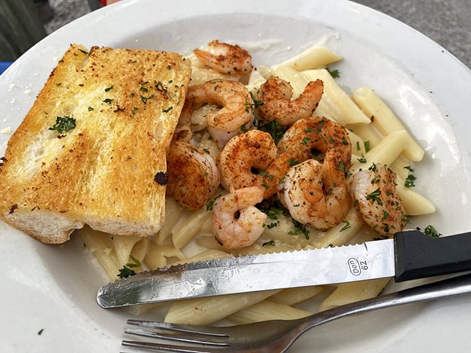 Shrimp and pasta—the beach vacation romance that always works out. That garlic bread is the wingman we all need.
