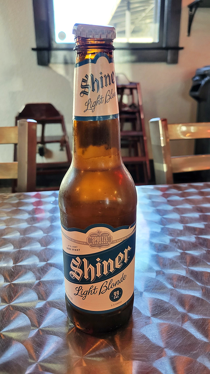 A Shiner Blonde – Texas' liquid ambassador – standing at attention on the classic red-checkered tablecloth. The perfect palate cleanser.
