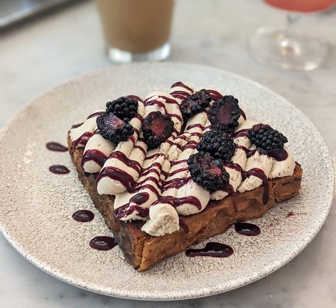 Mascarpone toast with blackberries – where breakfast meets dessert in a romance so perfect it deserves its own Netflix series.
