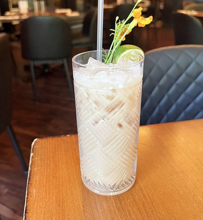 The Bouake Mocktail arrives like a refreshing oasis, garnished with lime and edible flowers – proof that alcohol-free can still be party-ready.