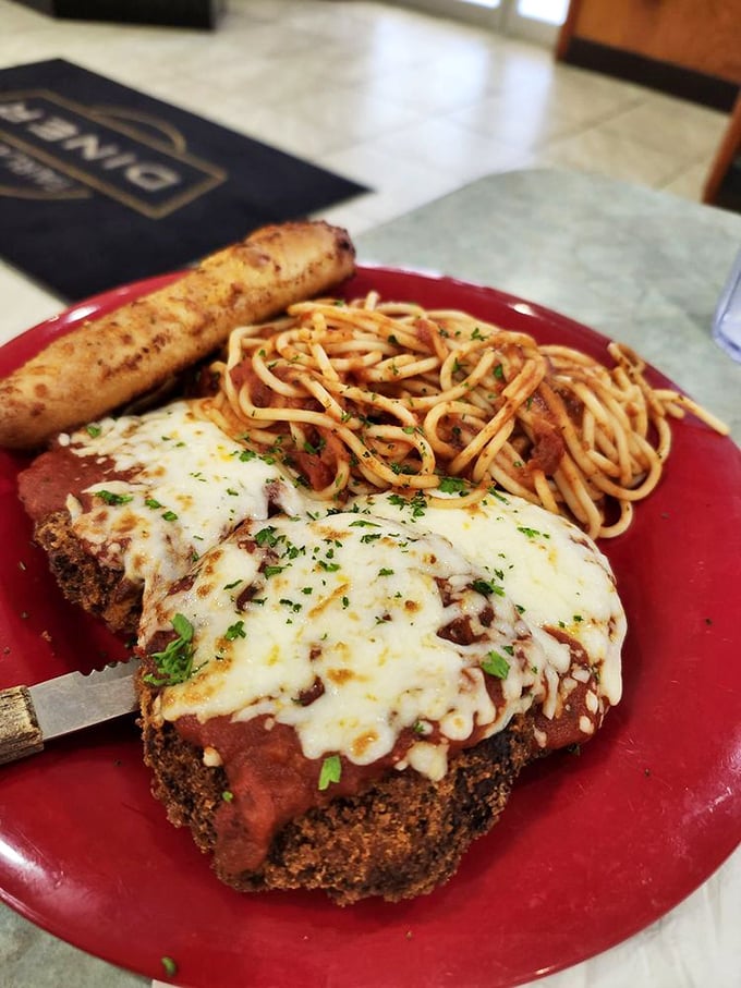 Chicken Parmesan that doesn't mess around. That garlic bread isn't just a side—it's there to ensure not a drop of sauce goes unloved.