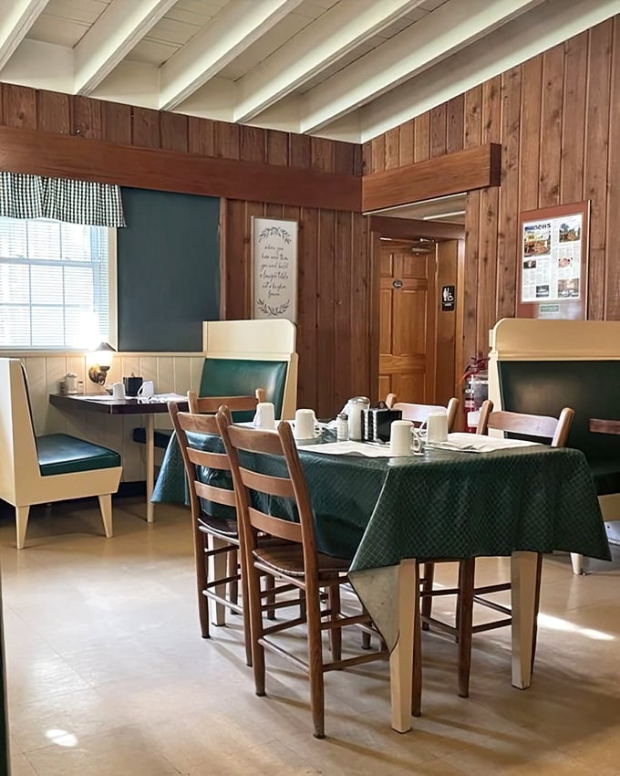 Green checkered tablecloths and wooden chairs—the dining room equivalent of a warm hug from your favorite aunt who can really cook.
