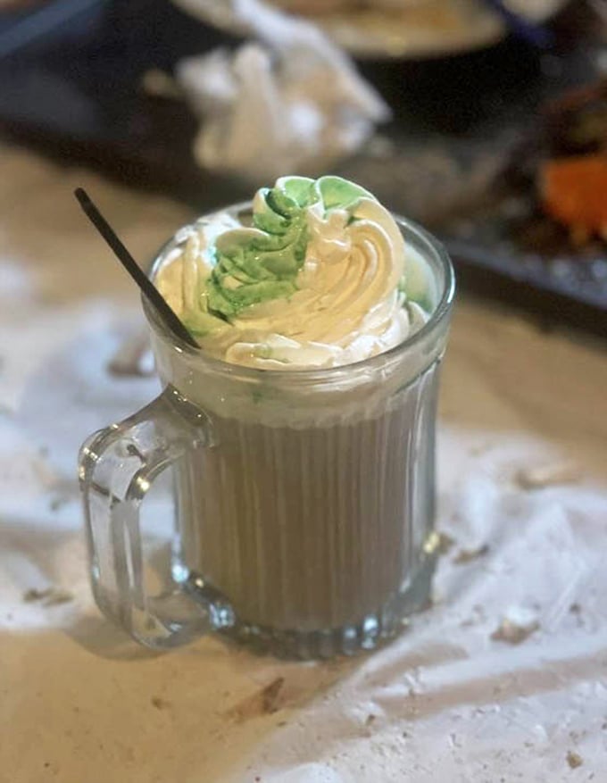 When coffee needs a vacation, it goes to Ireland and comes back looking like this – topped with a jaunty green-and-white cream hat.