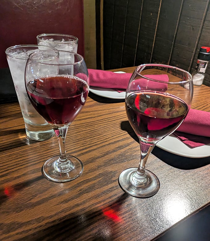 Red wine in rustic glasses – because historic buildings and fine dining deserve a proper toast to the past.