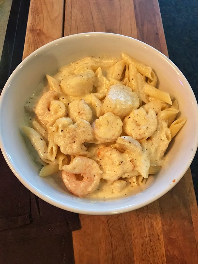 Seafood alfredo that doesn't skimp on the stars—plump shrimp nestled in creamy sauce that clings lovingly to each pasta strand.