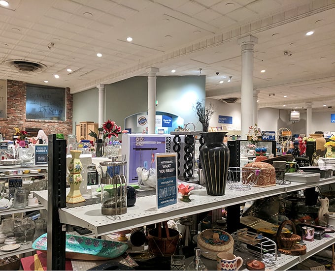 Vases, frames, and curios—the decor section resembles a museum of American design trends where everything has a price tag.