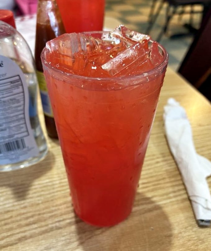 Sweet tea so perfectly amber it could be jewelry, served ice-cold in a no-nonsense plastic cup – the unofficial state beverage of Alabama done right.