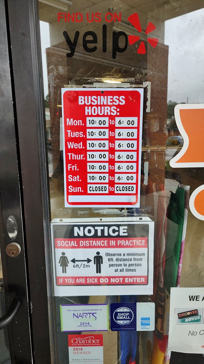 Business hours posted clearly—because treasure hunting requires proper planning. Note the Sunday closure for recovery from Saturday's finds.