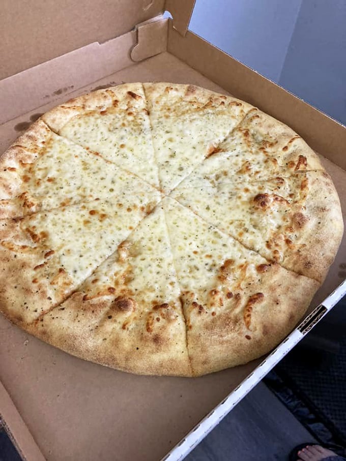 The white pizza that proves cheese doesn't need tomato's help to shine. Like a Broadway star performing solo—commanding all attention.