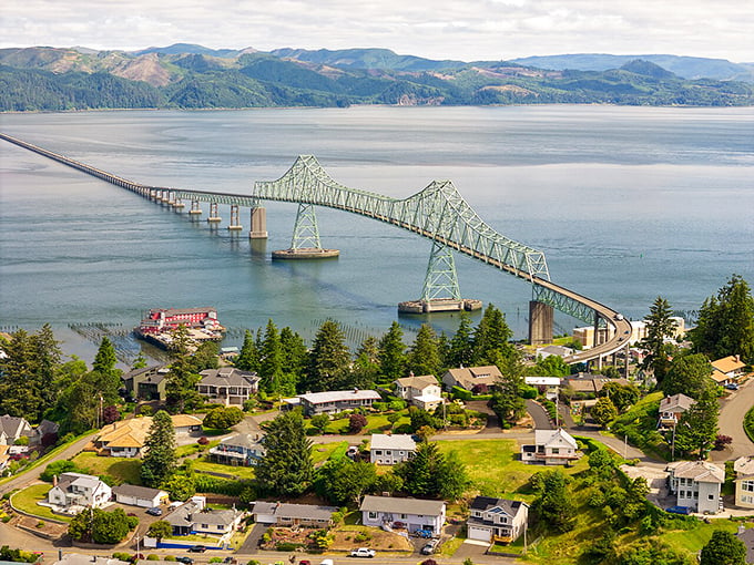 The mighty Columbia meets its match in the Pacific. What a showdown that must be!