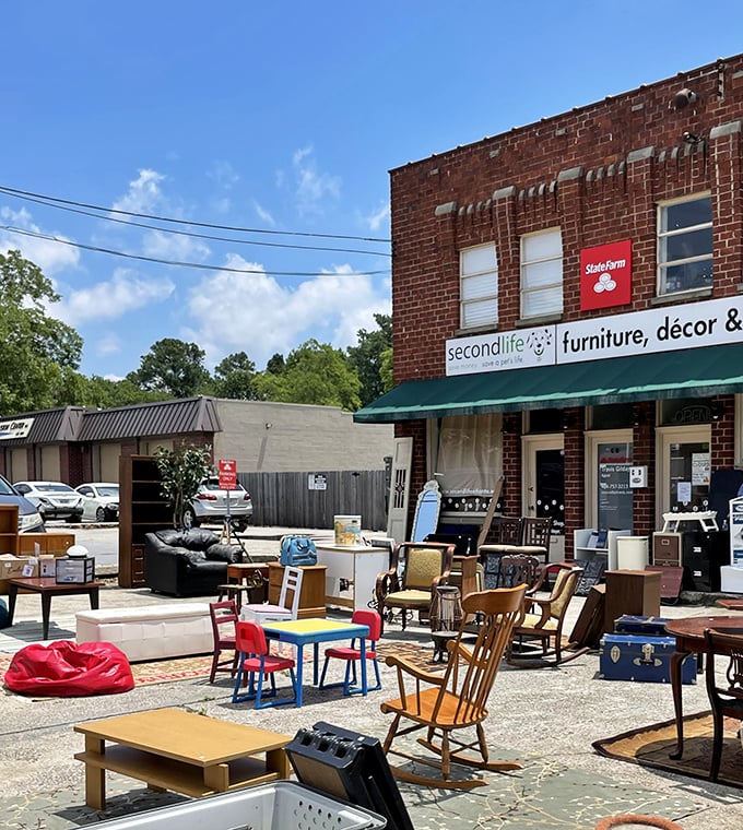 Second Life's charming brick storefront promises upscale finds at prices that won't upscale your budget.