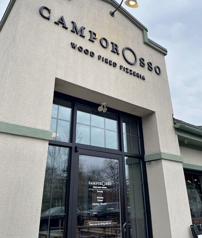 Clean lines and a minimalist façade – Camporosso lets its wood-fired pizzas do all the talking.