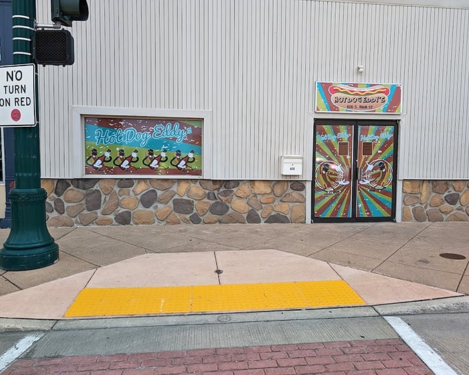 The corner location of Hot Dog Eddy's makes it the perfect spot for downtown dog-hunting adventures.