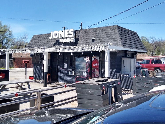 The simple structure of Jones Bar-B-Q focuses all attention where it belongs—on the incredible food. No distractions, just deliciousness.