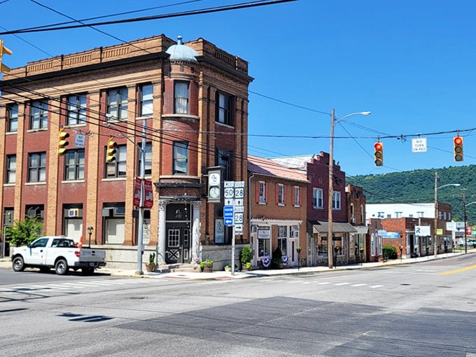 That blue-domed corner building in Romney has seen more seasons change than a binge-watch of "This Is Us"—history with architectural flair!