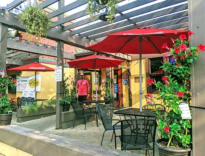 Red umbrellas, wooden beams, and the promise of pizza paradise – Smoky Mountain knows how to set the scene.