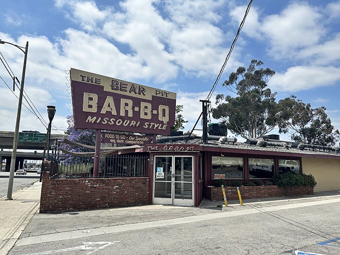Like stepping back in BBQ time – The Bear Pit's classic exterior promises old-school smoking techniques inside.