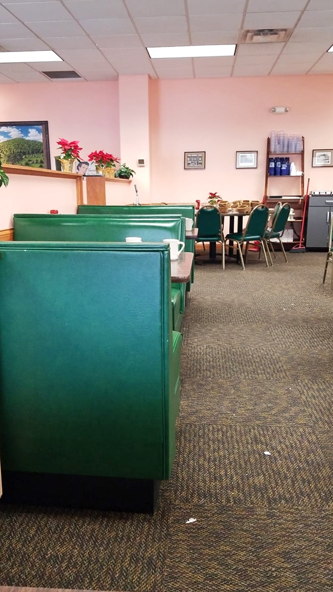 Green booths, wooden tables, and pink walls—the holy trinity of classic American diners. Add some poinsettias, and you've got the perfect backdrop for morning conversations.