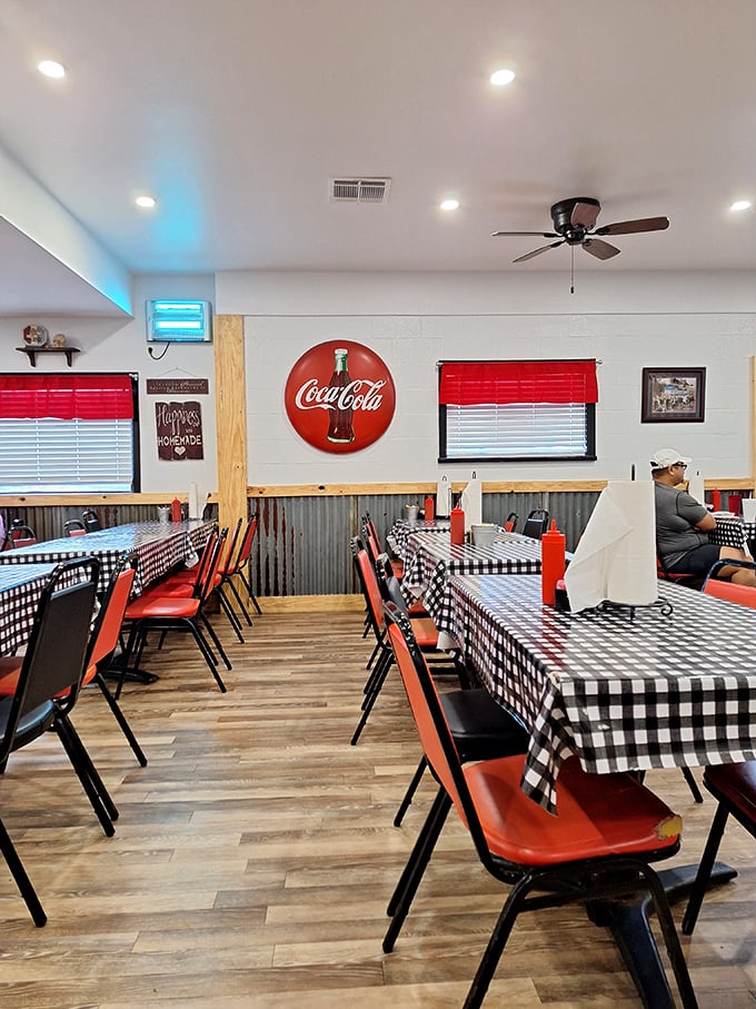 Black and white checkered tablecloths, red chairs, and Coca-Cola signs – the dining room is a time capsule of American comfort.