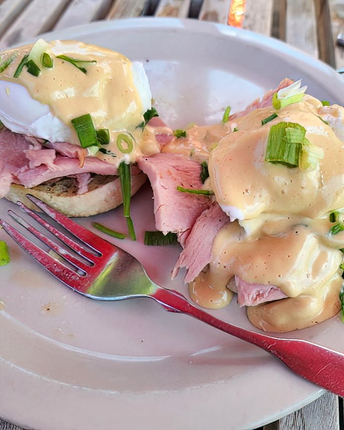 Eggs Benedict that makes morning people out of night owls. Perfectly poached eggs and ham under a blanket of hollandaise – sunrise never tasted so good.
