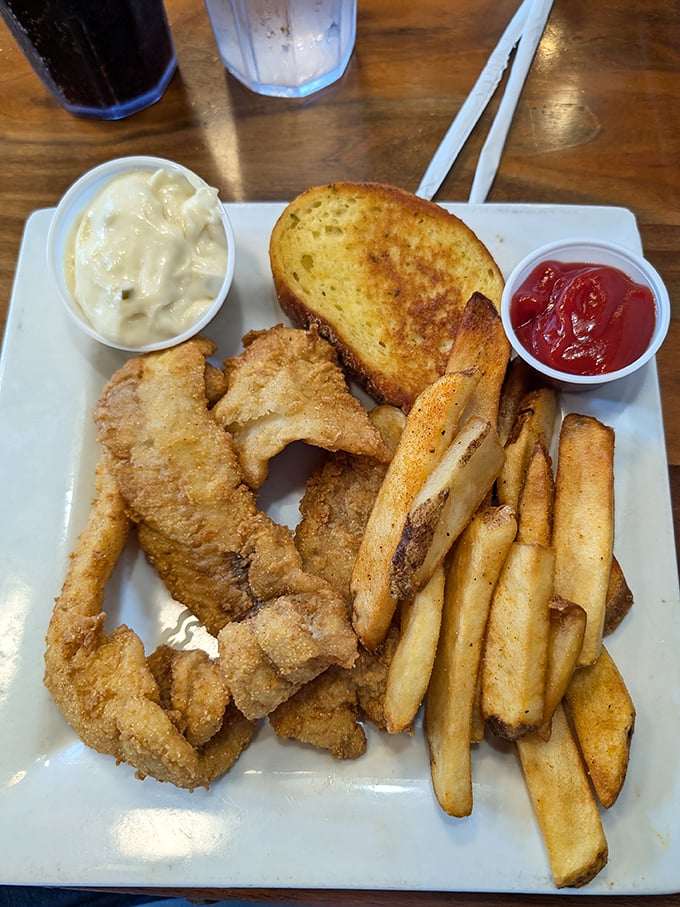 Golden-fried fish and perfectly crisp fries – the kind of plate that makes you temporarily forget vegetables exist.