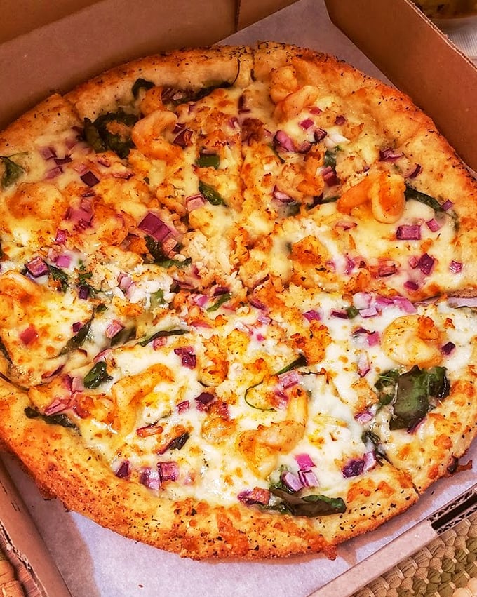 Seafood pizza that brings the ocean to Ohio – proving geography is no match for culinary imagination and fresh ingredients.