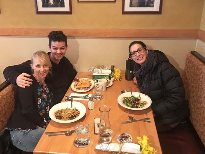 The best diners create spaces where strangers become neighbors and meals become memories—Billy's has mastered this particular alchemy.