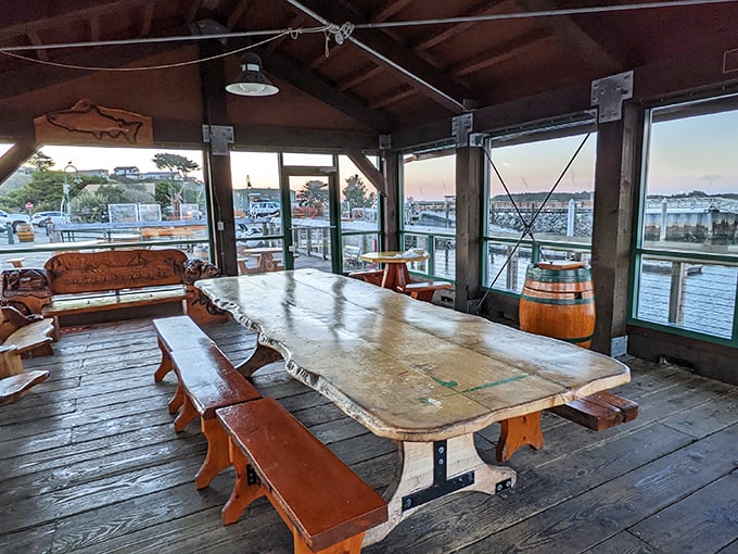 Rustic wooden tables with a waterfront view—because seafood this fresh deserves a proper backdrop. Maritime dining at its most authentic.
