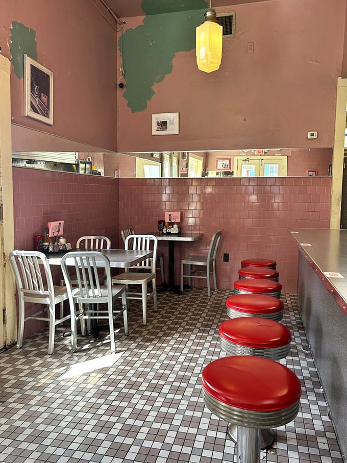 Pink-tiled nostalgia with aluminum chairs and red vinyl stools – where the décor hasn't changed because nobody wants it to.