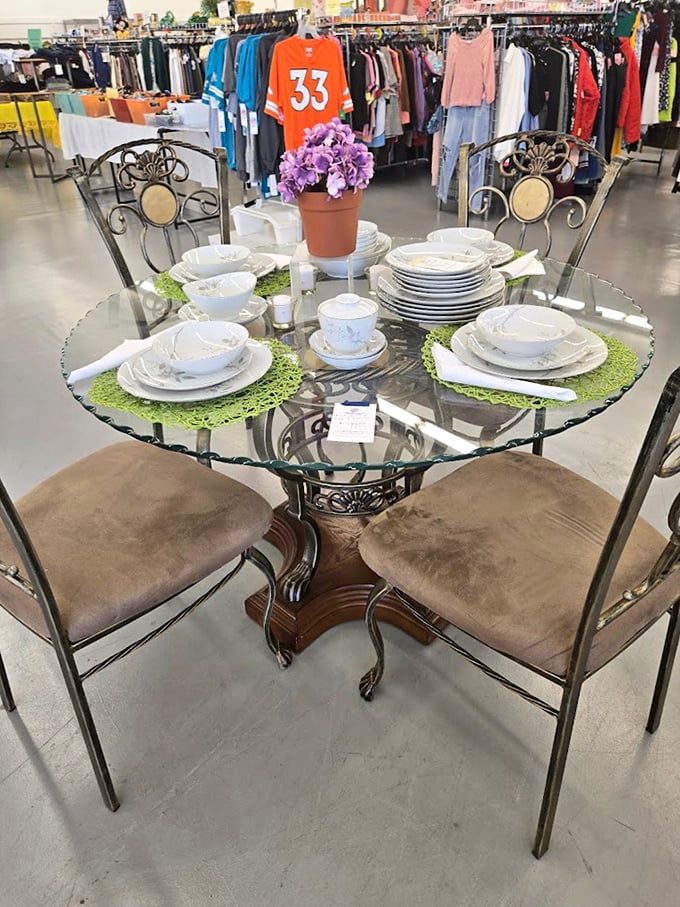 Elegant dining without the elegant price tag. This glass table setting proves you can host Thanksgiving without breaking the bank.