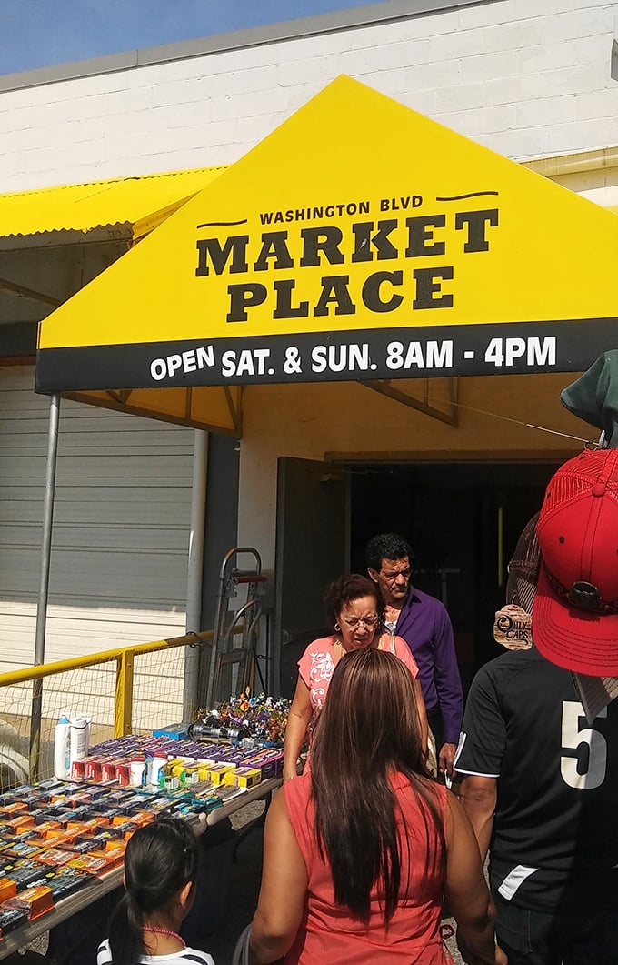 The bright yellow awning welcomes weekend warriors to the hunt. Saturday and Sunday, 8am-4pm: prime time for treasure seekers.
