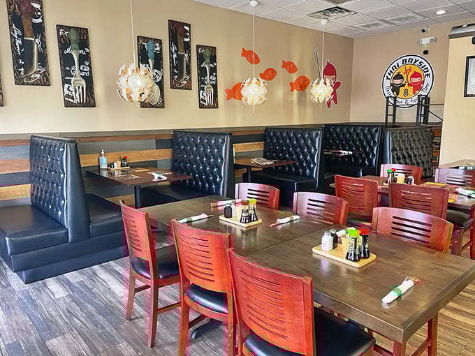 Cozy booths and simple décor let you focus on what matters—the food. Those pendant lights add just enough atmosphere.