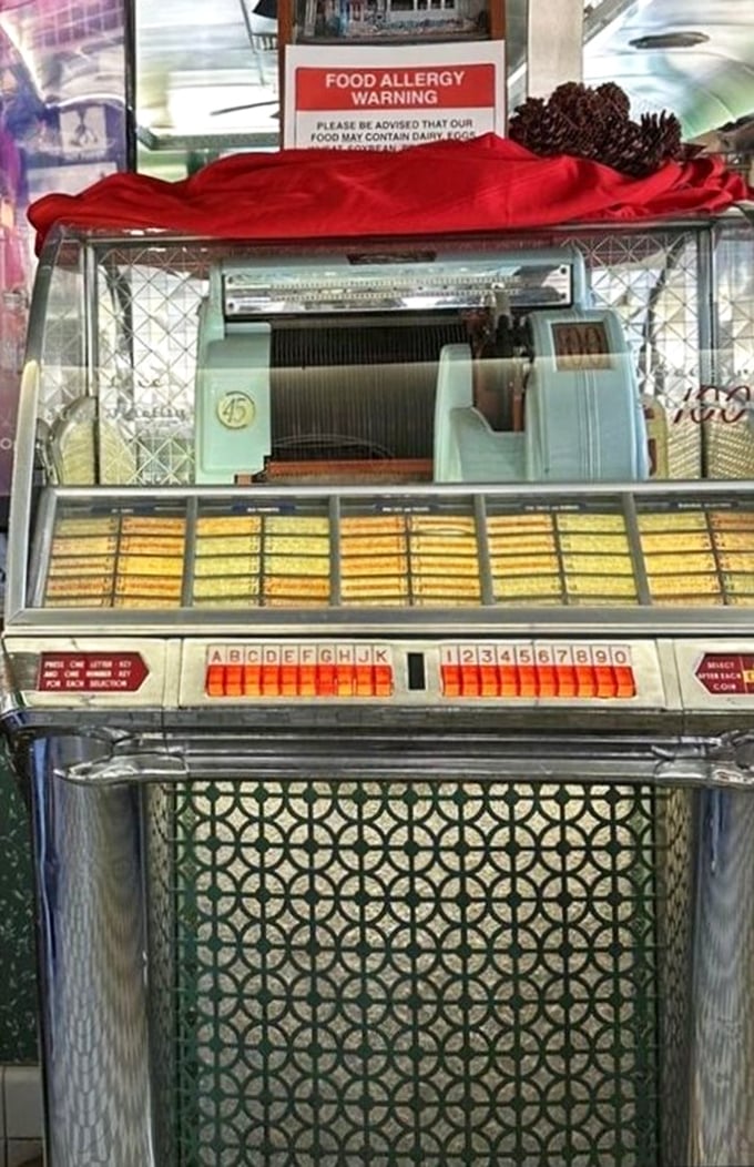 The jukebox isn't decorative—it's functional history. Drop in a quarter and suddenly your breakfast has a soundtrack from simpler times.