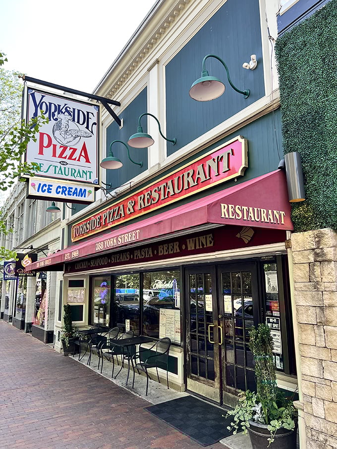 Yorkside's classic pizzeria look is straight from central casting – and the pizza's Oscar-worthy too.