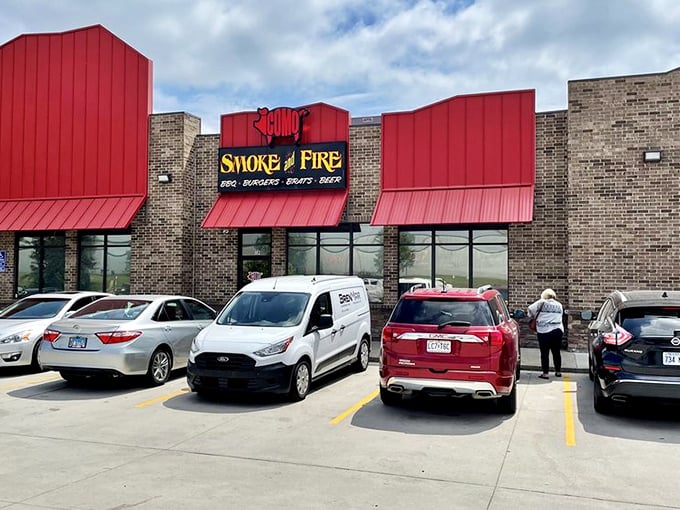 The parking lot's packed for good reason—Como's smoke signals have summoned the barbecue faithful from miles around.