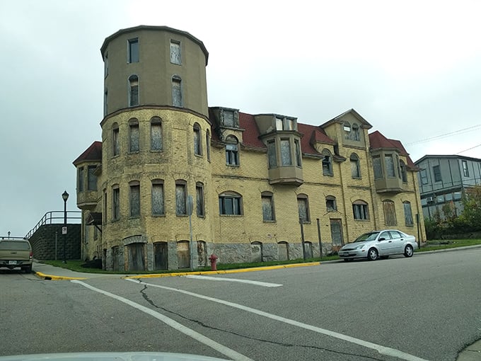 Looks like something out of a mystery novel—minus the haunted soundtrack and with better parking.