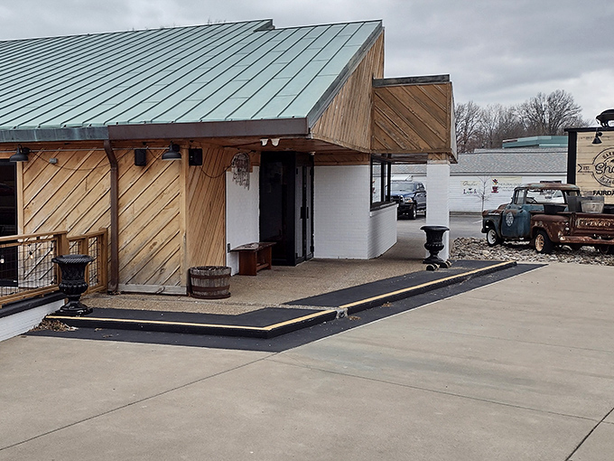 Wood planks and metal roof – the architectural equivalent of comfort food. BBQ authenticity at its finest!